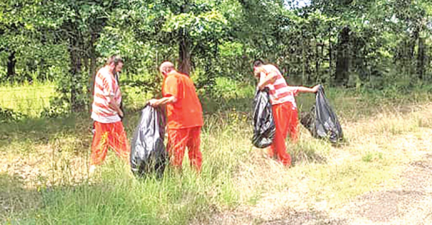 Inmates clean up county | Mount Pleasant